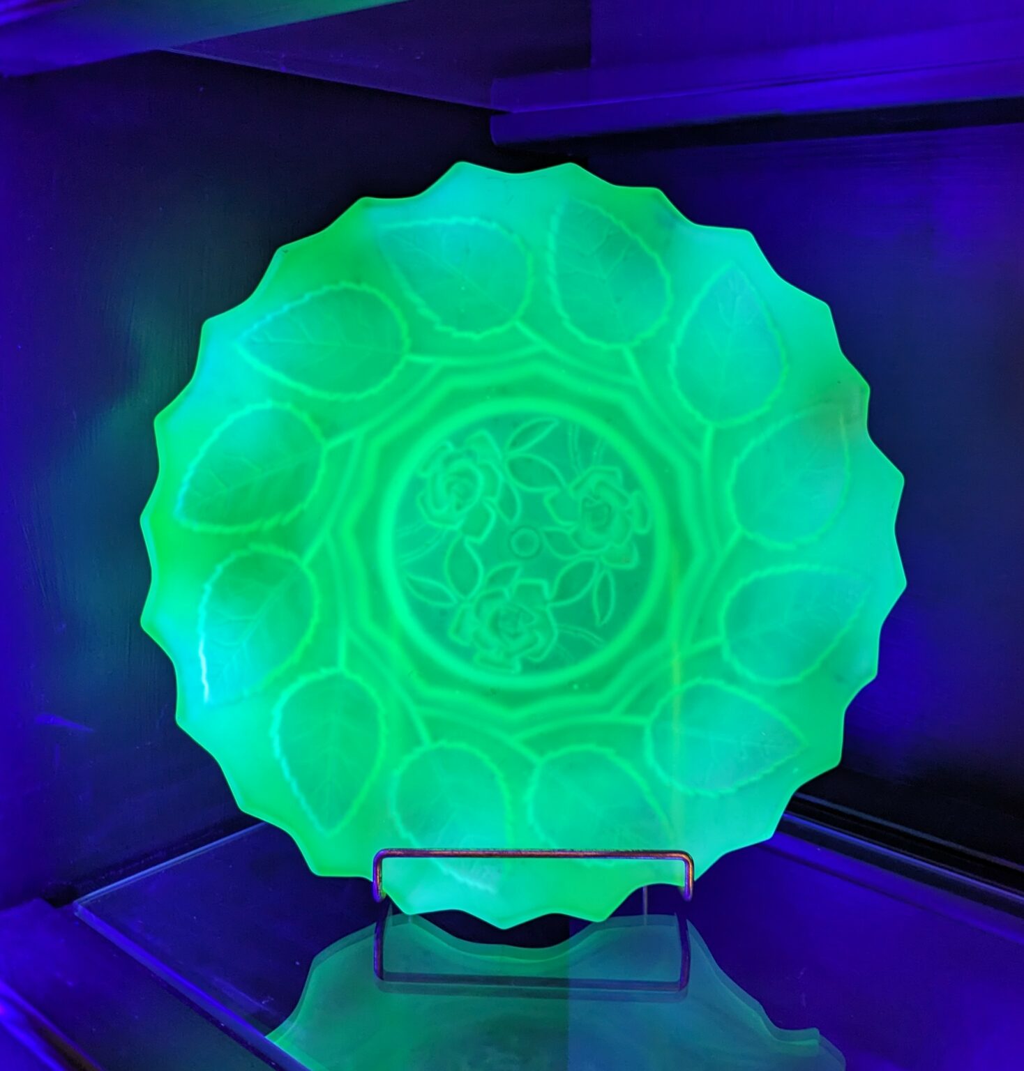 English Bagley Rose and Leaf Uranium Plate