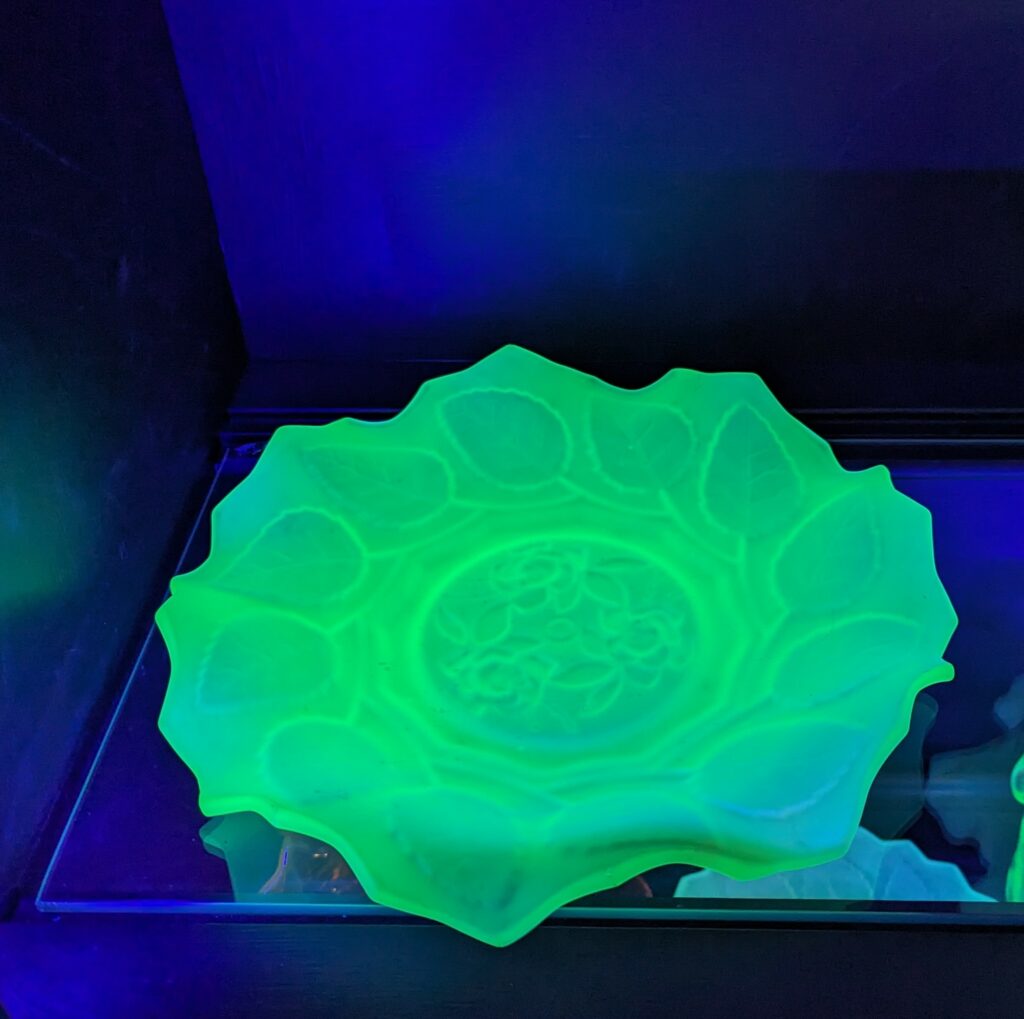 English Bagley Rose and Leaf Uranium Plate